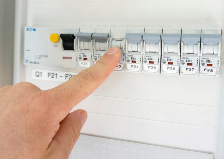 Ajouter un disjoncteur au tableau électrique : le guide